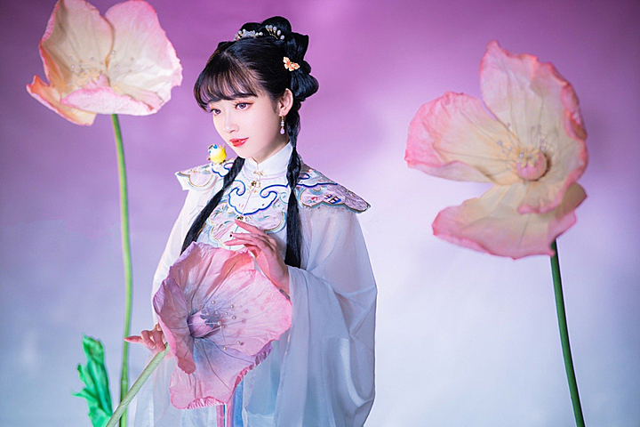 汉服私影，迷失在一场充满花香的梦里 - VVCON美瞳商城