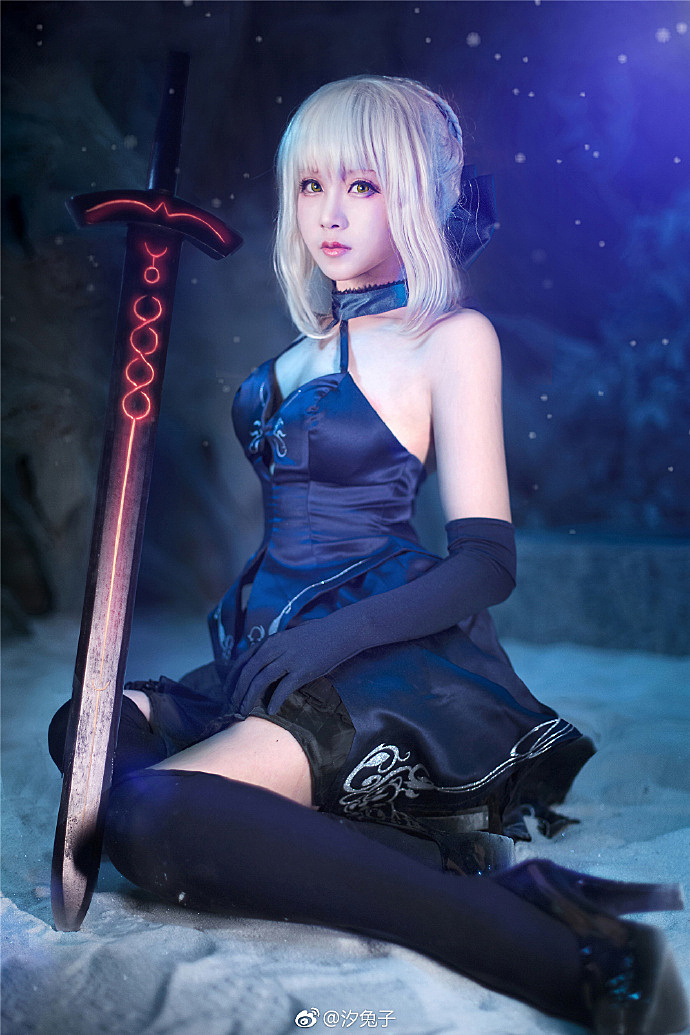 【cos正片】高冷的兔子《Fate/GrandOrder》黑saber cosplay欣赏 - VVCON美瞳商城